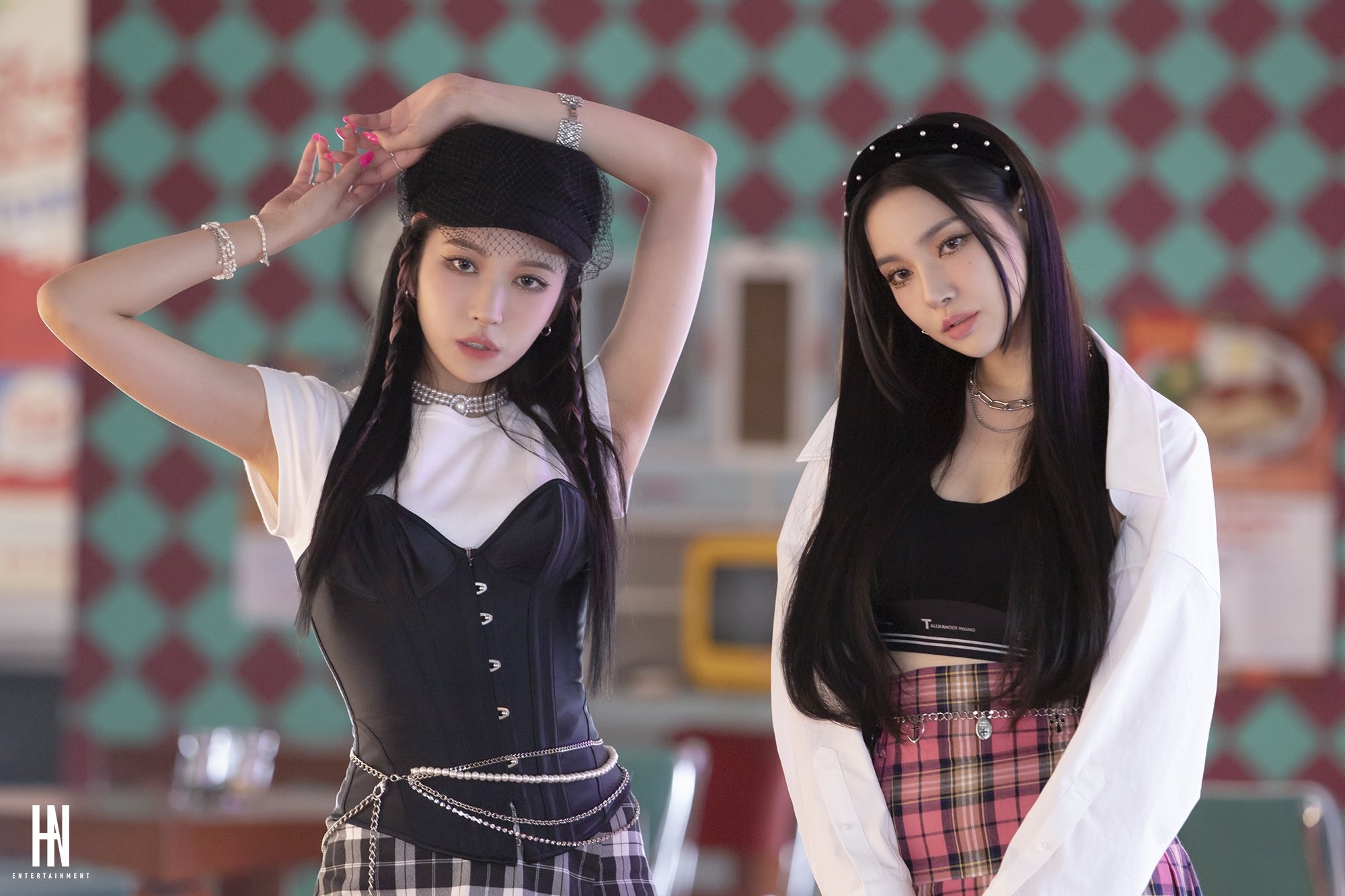 lilli llilli Wants to See Your “Barcode” in Stellar Debut - K-Pop Concerts